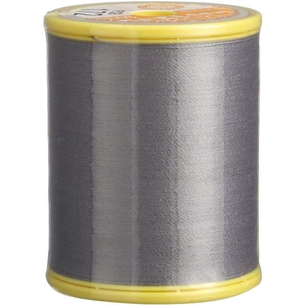 サイズ: ♯90 300m/巻 素材: ポリエステル100% 用途: 薄地用 使用ミシン針: 7〜9号 最もポピュラーな家庭用ミシン糸のシリーズです。  そのなかコットン、ウール、合せん、どんな生地にもなじみやすいのが特徴です。  なめらか...