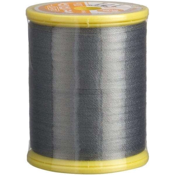 サイズ: ♯90 300m/巻 素材: ポリエステル100% 用途: 薄地用 使用ミシン針: 7〜9号 最もポピュラーな家庭用ミシン糸のシリーズです。  そのなかコットン、ウール、合せん、どんな生地にもなじみやすいのが特徴です。  なめらか...