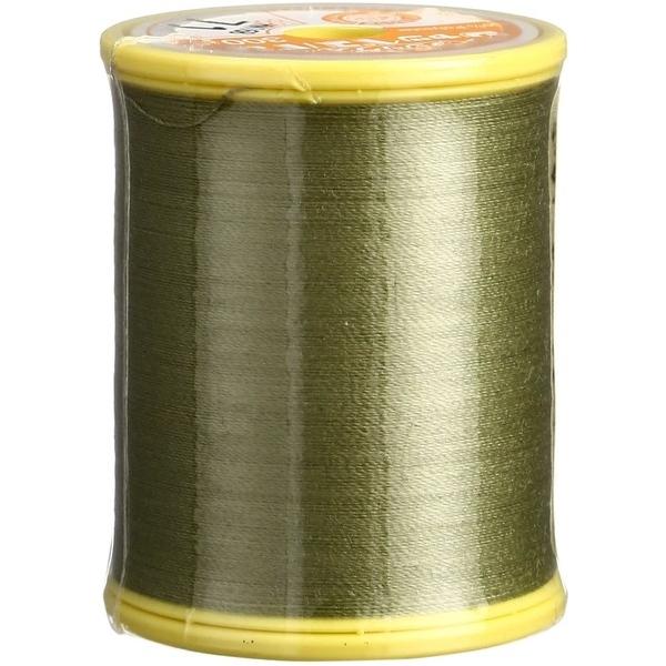 サイズ: ♯90 300m/巻 素材: ポリエステル100% 用途: 薄地用 使用ミシン針: 7〜9号 最もポピュラーな家庭用ミシン糸のシリーズです。  そのなかコットン、ウール、合せん、どんな生地にもなじみやすいのが特徴です。  なめらか...