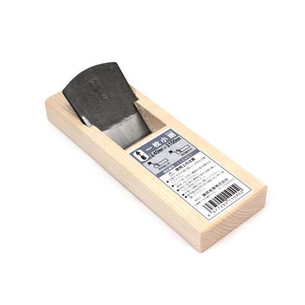 小型で使いやすいカンナです。 木材表面の削り加工作業。 使いやすい小型サイズの鉋です。 ●刃巾:40mm。 ●全長:150mm。 ●刃:炭素工具鋼。 刃物ですので、取扱いには充分注意してください。 カンナ身、刃先に亀裂がある場合は使用しない...