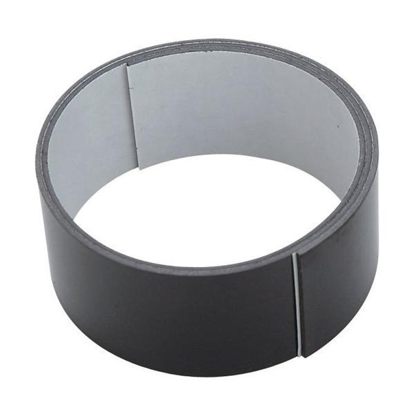 アイデア次第で用途が広がる、ハサミで切れる磁石です。 黒板、机などのスチール製品へのメモ等の保持、書類の掲示等。 磁石と粘着剤の両面が使える便利なテープです。 必要に応じてハサミやカッターナイフで自由自在に切れます。 粘着剤付きですので、木...