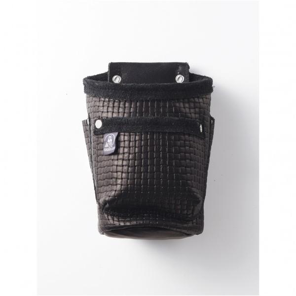 ●織りなす、強さと存在感。 ●織りなす、強さと存在感。 WEAVE〈ウェーブ〉 ●「収納力」と「使いやすさ」で「サポートするサブバッグ。 ●サイズ(約):H180(150) x W100 x D30 mm ●材質:牛本革(型押し) ●色:黒...