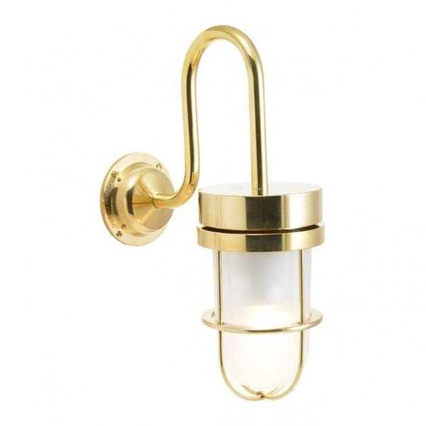 メンズライクなデザインのブラケットライト。  表札回り、デッキライト、ガレージライトにオススメです。  防雨型なので、直接雨のかかるところでもOK。 もちろん室内での使用も可能。  付属品 LEDランプ(E26 5W)、取付ビス、壁面用パッ...