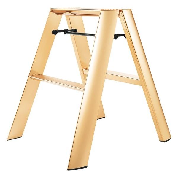 空間と人の為に生まれた新しいカタチ折りたたんでも自立する機能で使わない時も美しく  【サイズ】 W48×D57×H56cm 【カラー】 ゴールド 【重量】 3.2Hz 【入数】 1台 ML202J(GD)