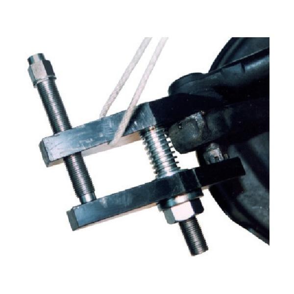 ■特徴 支点の調整ができ、広範囲に適応します。テコの原理で出力倍増します。  ■用途 タイロッドエンドをはじめ、各ロッドのボールジョイントを簡単に分離できる工具。  ■仕様 開口部寸法：17mm ●C：142 ●D：16〜49 ●寸法(mm...