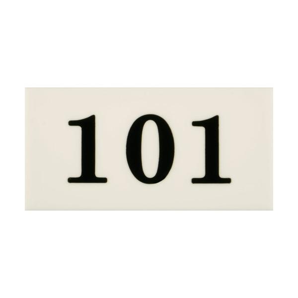 ■特徴 部屋番号や用途の標示に適しています。  ■用途 部屋番号や用途の標示に。  ■仕様 取付方法：貼付タイプ(テープ付)   【サイズ】 . 【カラー】 . 【入数】 1点 UP357101