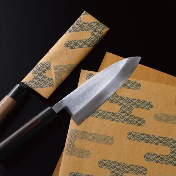 ■特徴 合羽橋道具街の包丁専門店と共同考案した、和柄入りの刃物用防錆紙です。 防錆紙とは、気化性防錆剤が塗工された特殊な紙のことです。 『青海波』は、平和への願いが込められた縁起の良い伝統的な文様の一つです。 日本らしさが伝わるためインバウ...