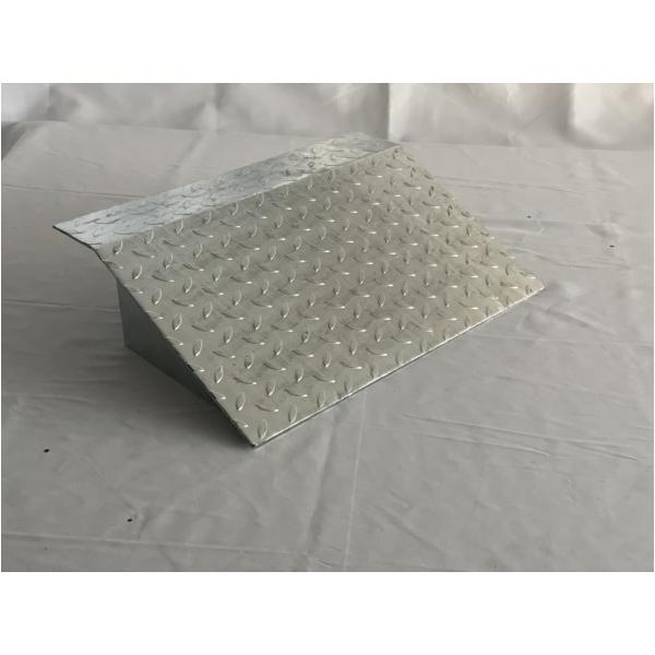 材質:鋼板製、補強リブ数:両サイド2ケ所、適用車種（荷重）:乗用車用、仕様:リブ付代表画像となります。  乗用車用縞鋼板製歩道上がりです。  路肩にフィットすることで段差を無くして車を出入りをスムーズに行うことができます。  安心の補強リブ...