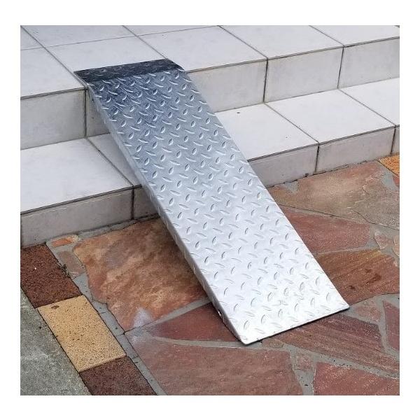 代表画像となります。 材質:鋼板製、耐荷重（kg）:350、付属品:なし。 バイク、自転車、カートなどの乗り入れに最適な縞鋼板製のスロープ連結タイプ！段差の悩みを解決する段差解消スロープHSP-Rシリーズ！サイドに連結穴加工が施してあるので...