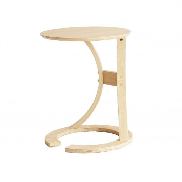 手元まで寄せれる木製サイドテーブル  独特の形状により、グッと手元まで寄せれる木製サイドテーブル。 カーブした脚とC形の土台によって、ソファに座っていても手元の近い位置に配置ができます。 40cmの天板は13インチのノートPCを置くことがで...