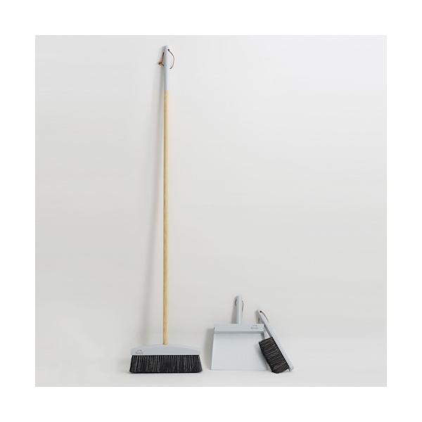 ■特徴 ポーランドのハンドメイドブラシブランドです。●ポーランド産の天然木を使用しており、経年変化を楽しむことができます。●馬毛とポリエステルのブラシはしなやかで掃きやすく、埃をしっかり絡めとります。  ■仕様 バーチ材・パイン材を使用。 ...