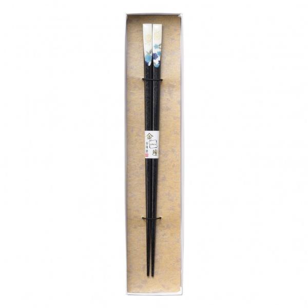 ●和紙貼箱に入ったお箸。 ●ギフトにおすすめの和紙貼箱にお箸が入っている商品です。 ●商品サイズ(約):箸/23cm ●パッケージサイズ(約):5.5×26.5×1.8cm ●パッケージ重量(約):45g ●素材:〈箸〉天然木/漆塗装 ●原...