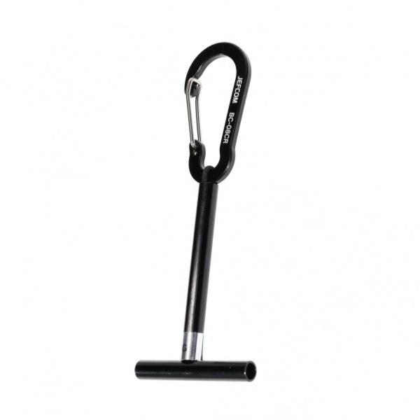 カラビナ付で着脱簡単なテープフッカー  ●ビニールテープ専用  ●腰道具のフックやD環に取り付けるだけ  ●MAX4個まで ・本体サイズ・質量:60mm×10mm×160mm・20g・材質  本体:アルミパイプ+黒粉体塗装・ゴム紐、カラビナ...