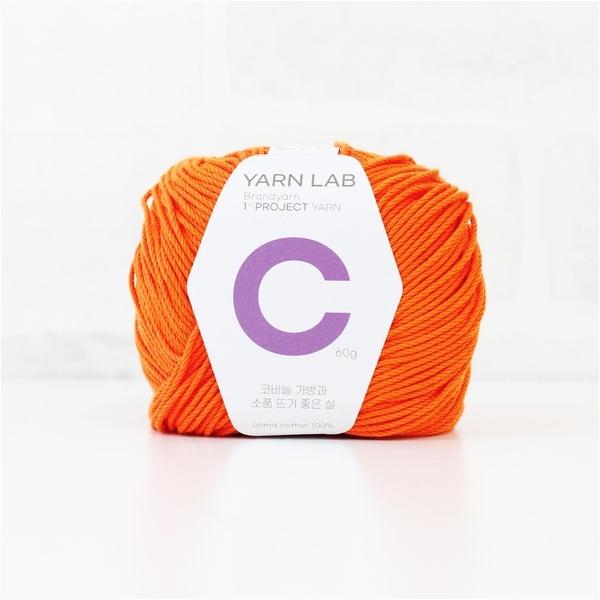 糸くずやほこりの発生が少なく、しっかりとした編み物を作ることができます。  バッグやモチーフ、ラグなど小物づくりに適しており、完成度の高い綿糸です。  鮮やかで多彩なカラーと糸の太さも厚くないです。  ■素材:綿100％ ■60g ■mad...