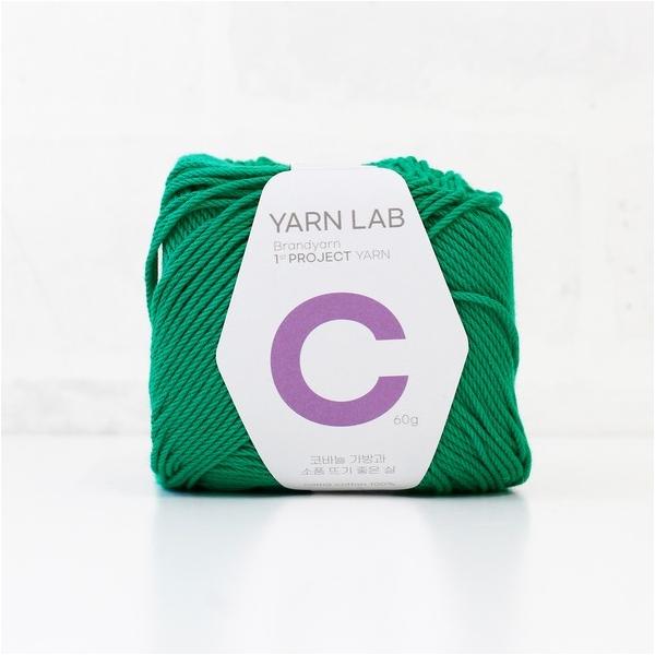 糸くずやほこりの発生が少なく、しっかりとした編み物を作ることができます。  バッグやモチーフ、ラグなど小物づくりに適しており、完成度の高い綿糸です。  鮮やかで多彩なカラーと糸の太さも厚くないです。  ■素材:綿100％ ■60g ■mad...