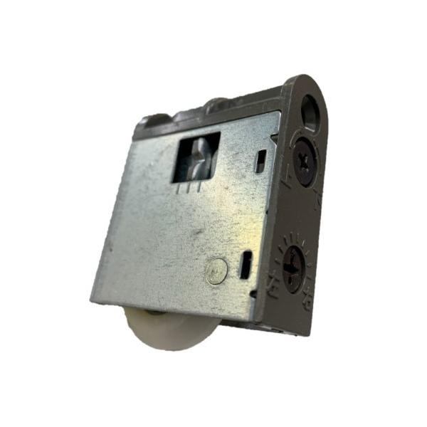 木製引戸小口用戸車。 Vレール用。   【サイズ】 長さ43×幅16×高さ48mm 【重量】 73g 【入数】 1個 SR2V4