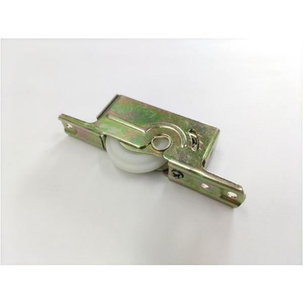 【商品説明】 上下調整付 アルミサッシにも適合 【注意】 耐荷重2個:20kg コマ:30φY型 軸受:DBブッシュ 掘込み寸法:高さ25、溝巾15、長さ51mm 【材質】 本体:スチール コマ:ポリアセタール   【サイズ】 戸車サイズ:...