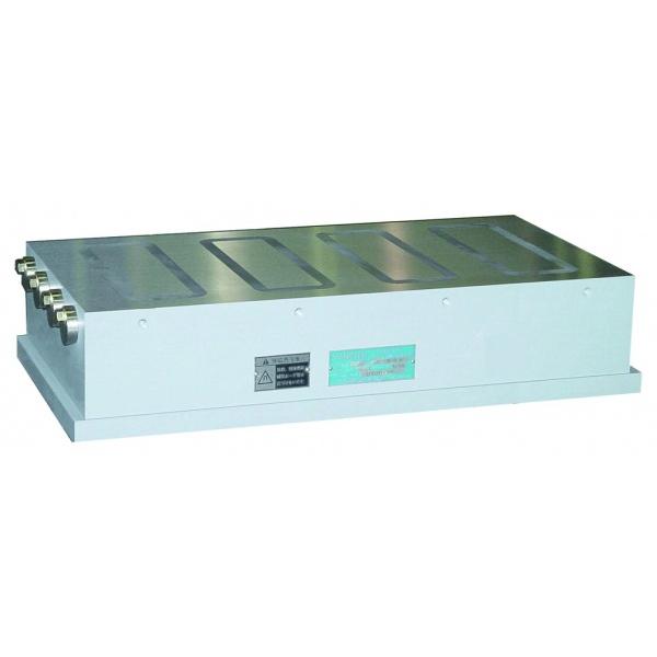 商品画像はイメージ画像です。実際とは異なる場合がございます。 ■特長 重切削用の特殊設計による超強力電磁チャックです。 ■用途 フライス・プラノミラなどによる重切削用チャックです。 ■仕様 幅(mm):600 奥行(mm):200 高さ(m...