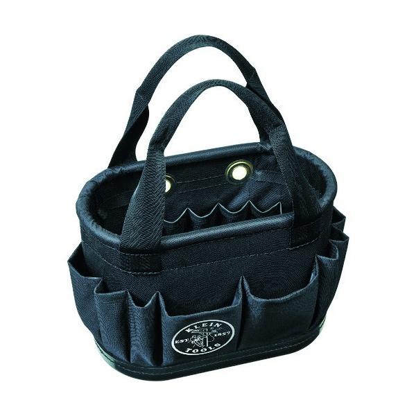 ■特徴 底部分には排水用の孔が空いています。 引き裂き抵抗に強い生地でできており、耐久性に優れています。  ■仕様 ポケット29個(内側15個、外側14個)  【サイズ】 393.7 x 203.2 x 285.75 mm 【重量】 128...