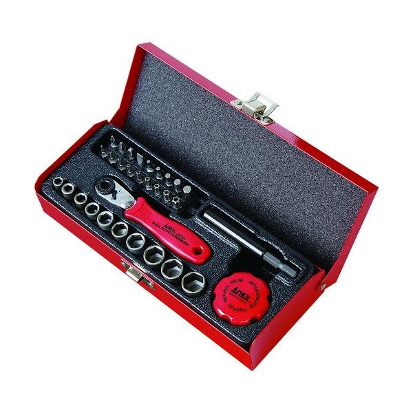 ヘッド幅20mmの超薄型です。 52枚ギアの細かい送り角で幅の狭い箇所でもねじ回しが容易にできます。 全長19mmの超短ビット採用です。 （ボックスと六角H8除く、525-Mは（＋）No.2×15mm採用） セット内容:本体、スタビーハンド...