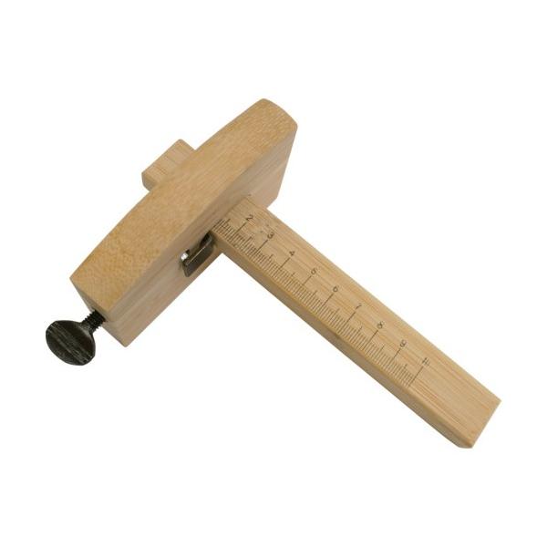 ■特徴 ネジで定規を固定できるので正確にふちと一定の平行線を引くことが出来ます。 使用後、刃先を安全に保存していただくために収納スペースがございます。  ■用途 側面に合わせた平行線引き。  ■仕様 ネジ止め仕様  ■材質 台：竹集成材 刃...