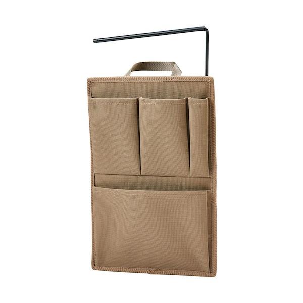 ■特徴 デスクにハンギングして使えるハングオーガナイザー。 散らかりがちな文房具やPC周辺用品もデスク下のデッドスペースを有効に使うことで、机上がスッキリ。 ハンギングフックを折りたたむとA4サイズだからリュックやバッグで持ち運びができます...