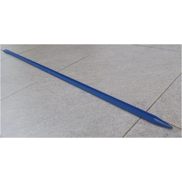 ●特長:32mm（31.7mm）6角の強力シャンクで、より頑丈・強力なバールです。  刃先は35°に曲げた尖らした対象物をおこし易くした刃先形状です。  チ       ゼル同様に焼入れされた工具で青塗装しております。  他社よりも軸径太く...