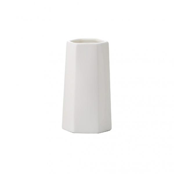 ●シンプルなフォルムで安定感のある花瓶。 ●クレイの花瓶のなかでも人気のシリーズです。 ●ニューボーンチャイナ独特の温かみのある白さが上質感を演出します。 ●デザインされた専用の茶箱付き。 ●色:ホワイト ●素材:陶器 ●サイズ:約6.5L...