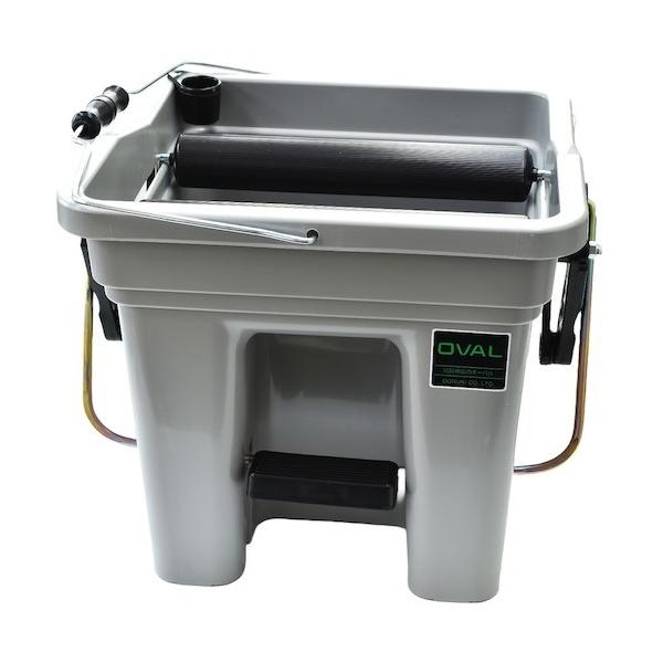 ■特徴 手軽に扱いやすい約30cm角のモップ絞り器。 ■仕様 清掃作業用モップ 材質:ポリ サイズ:横320mm×縦320mm×高さ300mm 【モップ絞り器】     【重量】 570G 【原産国】 000 03103041