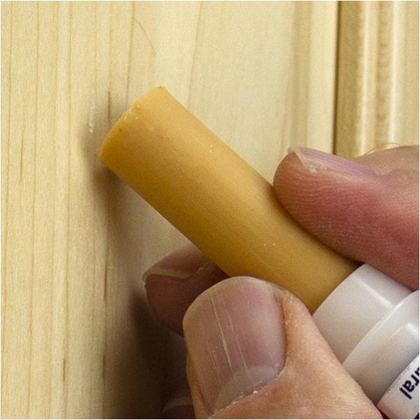 木製家具・机・棚・テーブル・フローリングの傷補修はもちろん、レザーソファー・革製品の色落ち補修にもおすすめ。 ニトリ・IKEA(イケア)などの家具メーカーの白い家具に対応。 これ1本で「補修ペン(傷を塗る)」「補修スティック(傷を埋める)」...