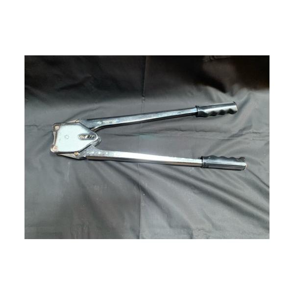 ■特長 またプッシュタイプのエアーツールの手動封緘機としても使用できます。  ■仕様 適合バンド幅(mm):32 適合バンド:帯鉄 バンド厚さ(mm):0.7〜1.0 全長(mm):500 シールの厚さ(mm):0.8〜0.9   【入数】...