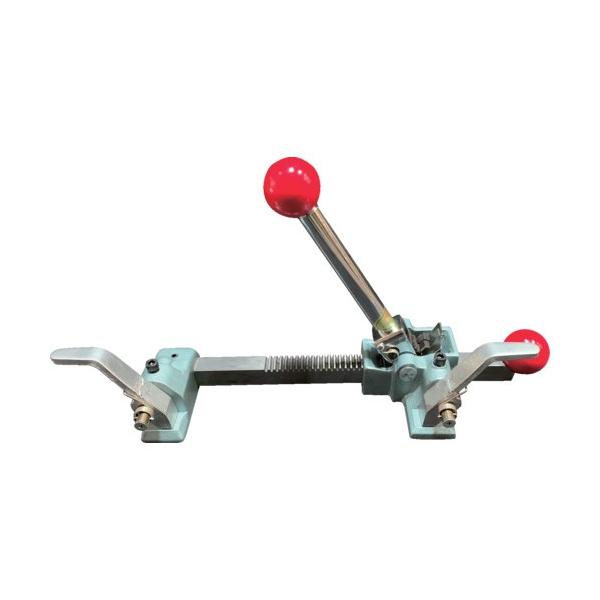 ■特徴 帯鉄用の引締機です。 特殊合金を使用していますので、軽量にできています。 硬質ならびに厚手帯鉄引締め用に適しています。 ■材質 鉄、樹脂 ■注意 封かんには別途封かん機が必要です。    【重量】 3KG 【原産国】 日本製 KK3