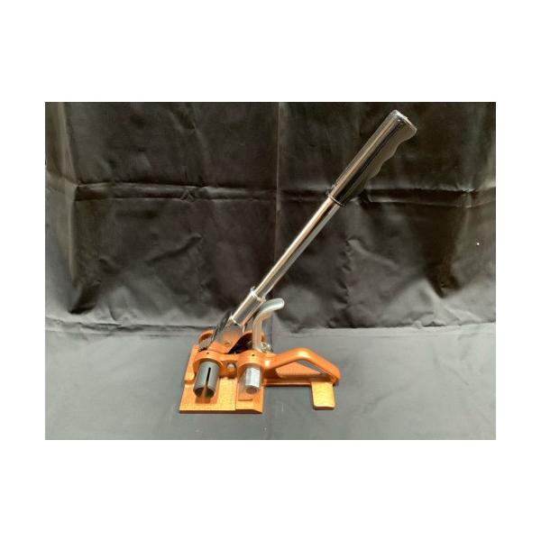 ■特徴 帯鉄用の引締機です。 強力な引締力を持ち、重梱包用に適しています。 帯鉄は長尺のまま使用する事も出来ます。 ■用途 鉄板、コイル、線材等の梱包の引締めに。 ■材質 鉄、樹脂 ■注意 封かんには別途封かん機が必要です。    【重量】...