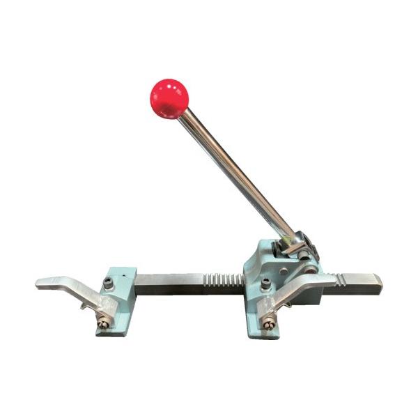 ■特徴 帯鉄用の引締機です。 特殊合金を使用していますので、軽量にできています。 KK2型機では使用できない厚手帯鉄引締め用に適しています。 ■材質 鉄、樹脂 ■注意 封かんには別途封かん機が必要です。    【重量】 5KG 【原産国】 ...