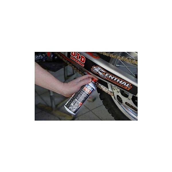 用途: 2輪用その他 レーシングマシンでも実証されている、浸透性と粘着性に優れたフルシンセティック・チェーンル-ブ。 スプレー直後はさらさらで、チェーンの各部に浸透し、その後すぐに粘着力が高まり、最高の保護性能を発揮します。 高速走行におい...