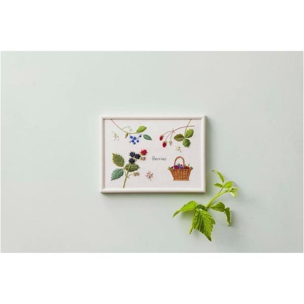 刺しゅう作家 青木和子さんの新キット 出来上がりサイズ:約W13.8cmxH18.8 好評頂いている青木和子さんシリーズに、新たに中級レベルの「お庭のスケッチブック」が加わりました！基本的なステッチを中心にデザインしていますが、チュールやリ...