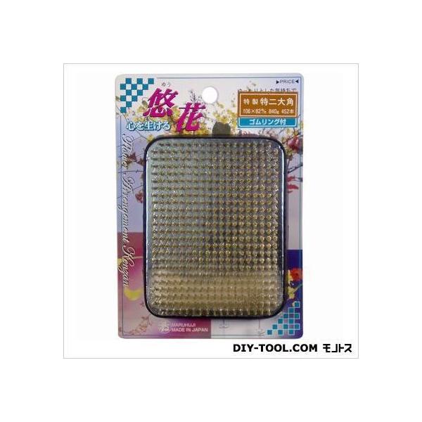 ●花の生け花専用 ●針部分に水がにごらないように特殊防水加工を施してあり、生け花の寿命を長持ちさせます。 ●ゴムリング付で花器を傷付けない。 ●剣山と花器が滑らない。 ●本体寸法L×W×H・D(mm):106×82×27.4 ●針長:16m...