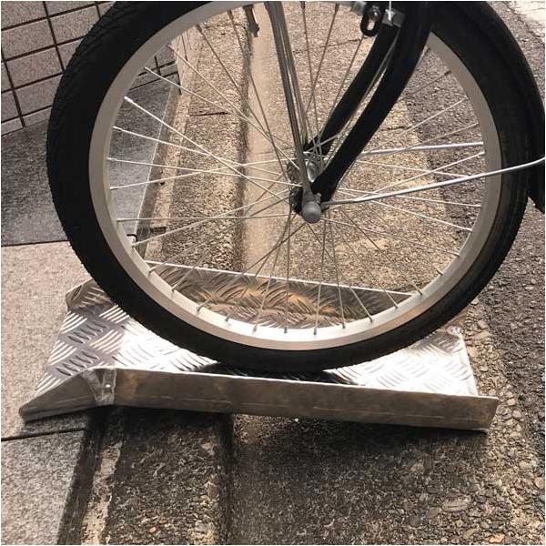 アルミ縞板製・脱輪防止曲げ加工 【ご注意】アルミスロープは1枚毎に曲げ・溶接加工しているため、表記サイズと若干誤差が生じる可能性がございます。  最大荷重:200kg   【サイズ】 幅210×奥行493×適合段差50?180mm 【重量】...