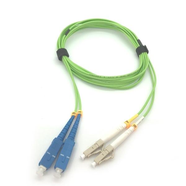 【マルチモード、GI(50/125)2芯メガネコード 3m 、OM2（1Gbps） 、識別マークタイAB記載 、コード色:若草色 、光コード径2Φ、 機器接続に使用可能、 光ファイバーコード   【カラー】 若草色 【入数】 3m HKBS...