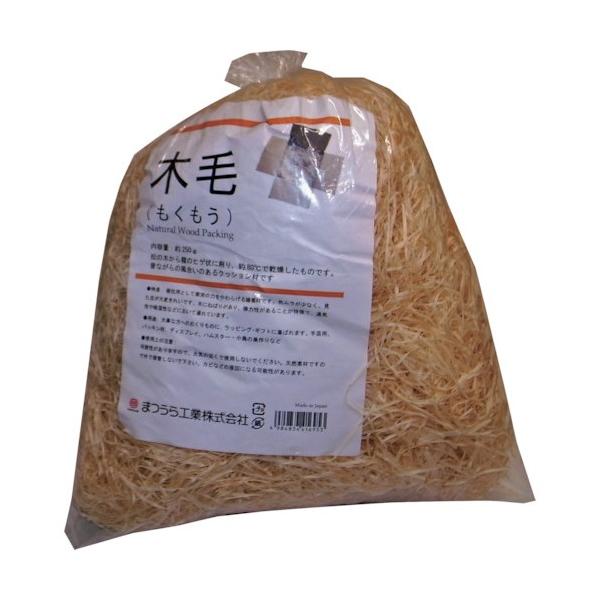 本品は松の木をヒゲ状に削り、約80℃で乾燥したものです。 緩衝材として弾力性があり、通気性、吸水性にも優れています。 用途 ギフトラッピングのパッキン材に。 ディスプレイ、小鳥の巣作りなどに。 材料を乾燥させたものを250gで充填しています...