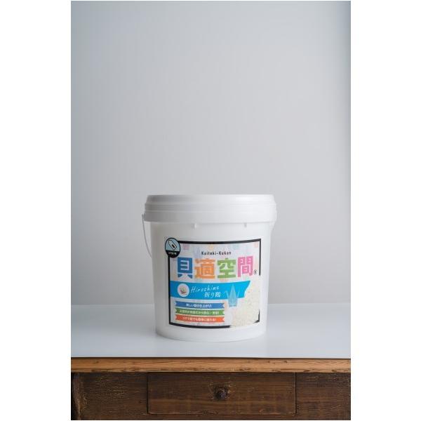 かき殻の白色は、日本画や歌舞伎など伝統芸能の舞台絵の基礎地に顔料として使用されています。 最高級の白色で落ち着きのある柔らかな空間を演出します。 また、ホルムアルデヒド等の有害物質を無害化し、調湿性など機能性にも優れており、お部屋を心地よく...