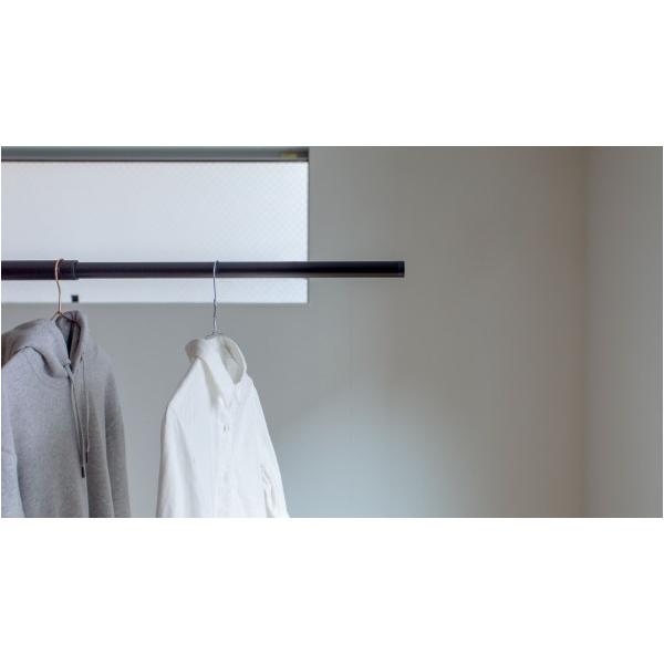 【特徴】要素を削ぎ落としたシンプルな物干し竿です。 最短1285mm、最長2300mmまで伸縮して使用できるので、あらゆるシーン、暮らし方にフィットします。 ホワイトとブラックの2色展開なので、部屋のテイストや好みに合わせてお選びいただけま...