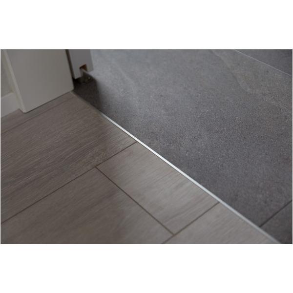 4mm幅のT型アルミ床見切り材！ 1mmかぶせのあるT型形状がタイルやフローリングをつなぎ、端部を綺麗に納めてくれます。  4mmと細いながらもT型の形状にすることで、かぶせを作り施工性も実現しました。  住む人のためにも、取り付ける人のた...