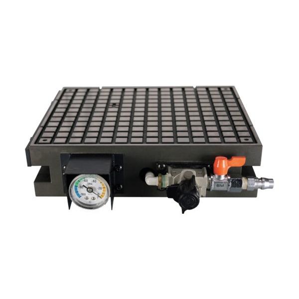 ■特徴 工場内のコンプレッサーから圧縮空気を利用しますので、真空ポンプが不要です。 サブプレート使用により穴あけ加工ができます。 底面にキー溝が付いており、平行度・直角度が正確に出せます。 マシニングセンター・研磨機においての非磁性材（アル...