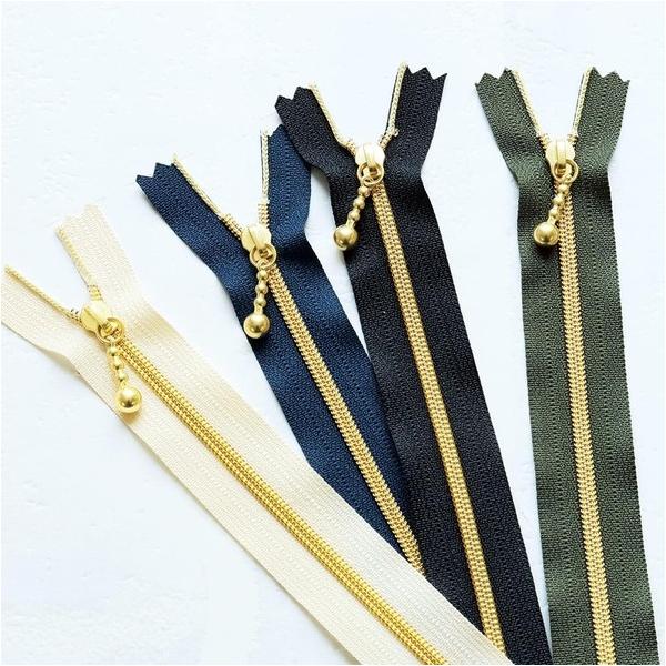 サイズ:20cm 4色セット 金具:ゴールド 3番コイルでさらに軽く高級感のあるファスナーができました！ゴールドセットです♪ 日本紐釦 ポーチ用メタリオンファスナー20cm 4色セット ゴールド 3CM20G-4MIX ファスナー ソーイン...