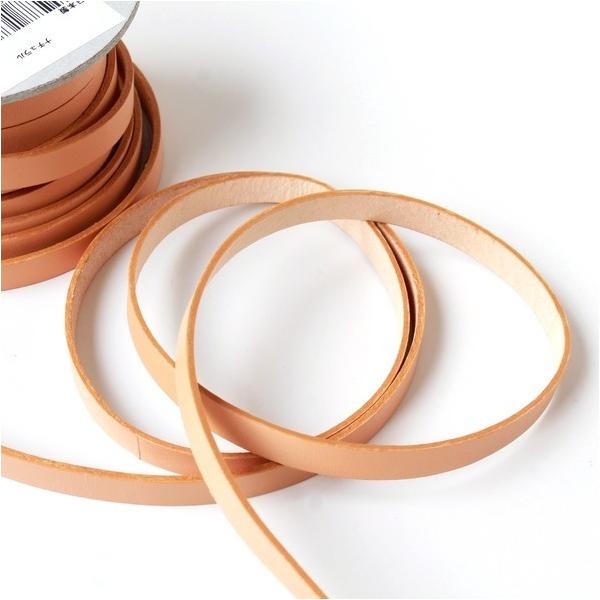 レザークラフトはもちろん、アクセサリーや小物のアクセントなど、用途はさまざま。  サイズ: 厚み約2mm、巾10mm×2m切売カット 素材: 牛革 梱包時は巻いて透明袋に入れ、コンパクトな状態で発送いたします。  天然の革ですので多少の色・...