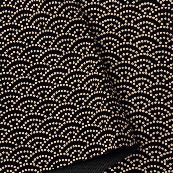 サイズ: 巾92cm×9m切売カット 素材: レーヨン100% 加工: 印伝風加工 生地は半折加工済(生地巾を半分に折った状態)なので折り目がございます。  また、梱包時は折りたたんで透明袋に入れ、コンパクトな状態で発送いたします。  ハサ...
