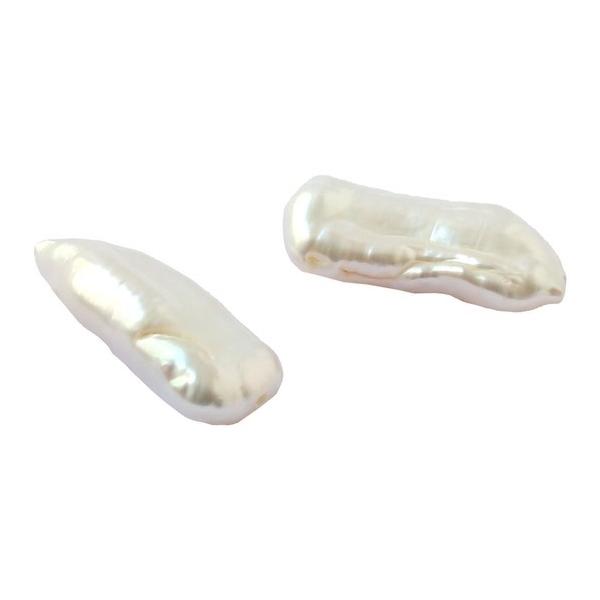 サイズ: 約W7×H18×D5mm 素材: 淡水パール 入数: 2個 生産国: 中国 大人アクセに取り入れたいリッチな淡水パールです。  ピアスやイヤリング、ネックレスなどの主役に最適。  淡水パールとは…海水ではなく淡水、湖水で育った真珠...