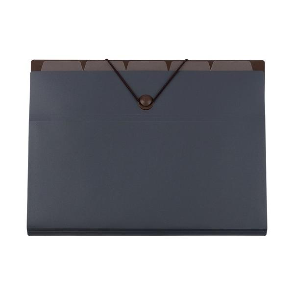 ■特徴 かばんや書類に合わせて選べるポータブル・ファイルシリーズです。 ■仕様 本体寸法:タテ255×ヨコ325×マチ幅10〜30mm 本体重量:150g ポケット数:5仕切り、6ポケット 収納枚数:A4コピー用紙120枚(64g/m&am...