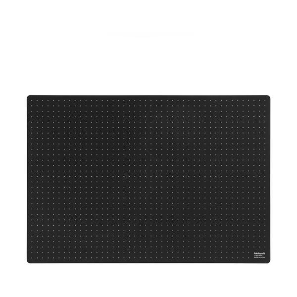 ■特徴 必要最低限のデザインで実用的に使用できるカッティングマットです。 折りたたみカッティングマットシリーズにインテリアに馴染むミニマルデザインが新登場しました。 盤面に、直角がわかりやすい格子罫線と、邪魔にならないドット罫線をいいとこど...